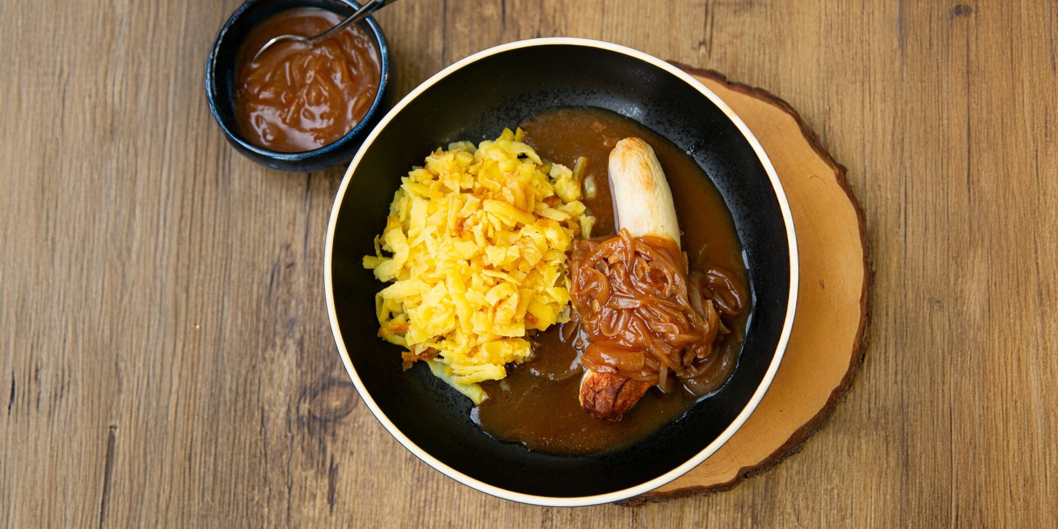 Saucisse de veau avec sauce aux oignons et rösti